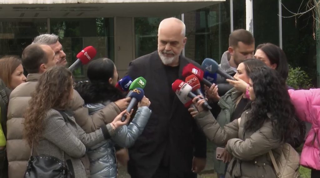 Reagon gazetarja Ambrozia Meta: Rama më gjuajti në faqe. Gjest i ulët ...